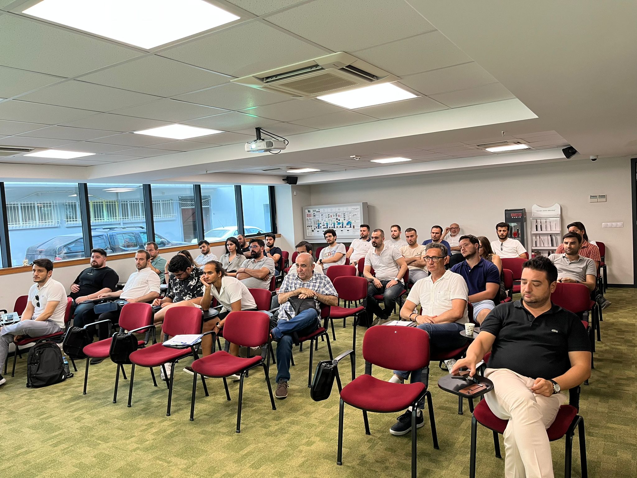 EMO - ABB HVAC-KNX OTOMASYONU VE BİNA YÖNETİM SİSTEMİ SEMİNERİ YAPILDI