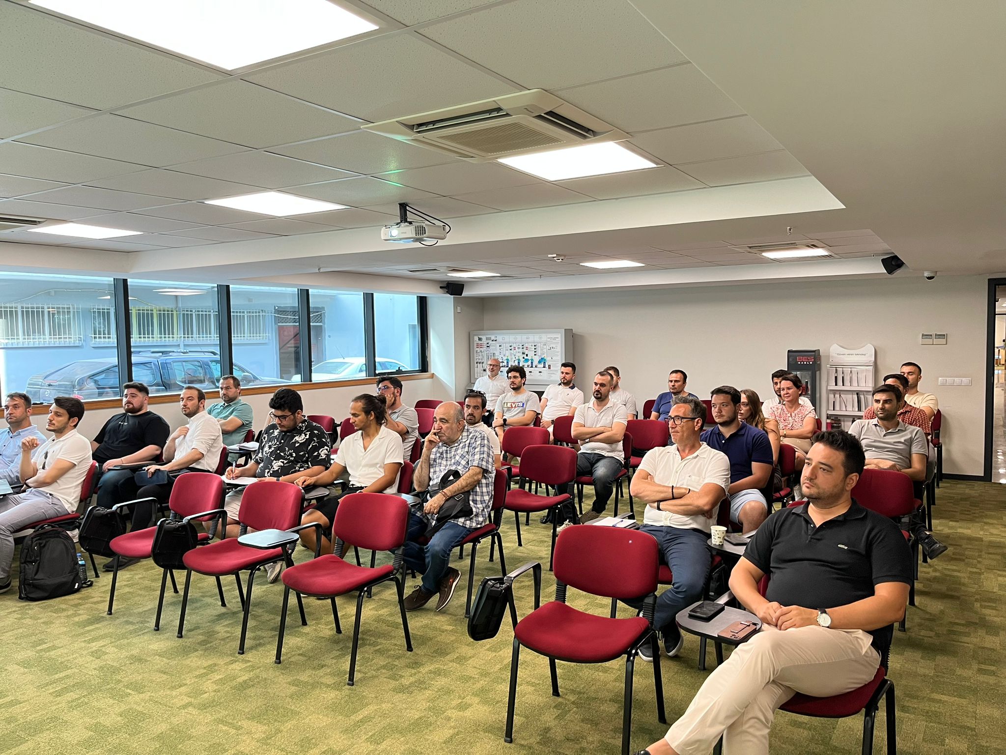 EMO - ABB HVAC-KNX OTOMASYONU VE BİNA YÖNETİM SİSTEMİ SEMİNERİ YAPILDI